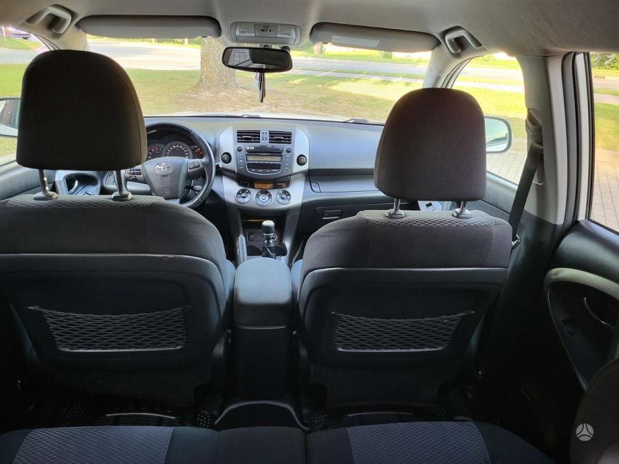 Balts Toyota RAV4 2010 Šauļi, ar dzinēja tilpumu 2.20 L un nobraukumu 290 tūkst. km par 5750 €, foto 22 vietnē AUTOMOTO.COM.LV