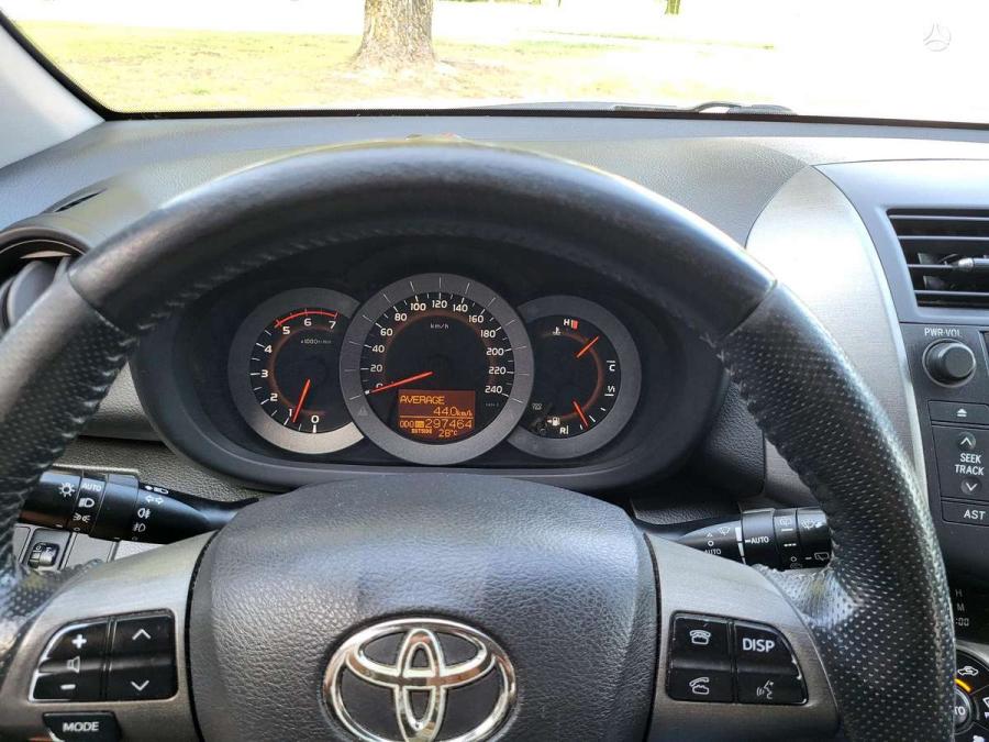 Balts Toyota RAV4 2010 Šauļi, ar dzinēja tilpumu 2.20 L un nobraukumu 290 tūkst. km par 5750 €, foto 23 vietnē AUTOMOTO.COM.LV