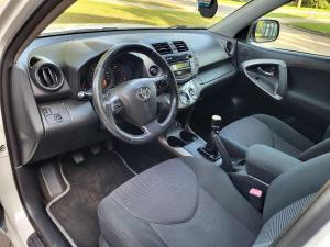 Balts Toyota RAV4 2010 Šauļi, ar dzinēja tilpumu 2.20 L un nobraukumu 290 tūkst. km par 5750 €, foto 26 vietnē AUTOMOTO.COM.LV