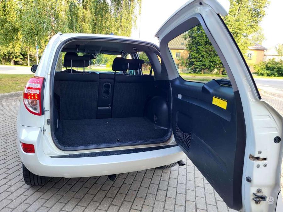 Balts Toyota RAV4 2010 Šauļi, ar dzinēja tilpumu 2.20 L un nobraukumu 290 tūkst. km par 5750 €, foto 27 vietnē AUTOMOTO.COM.LV
