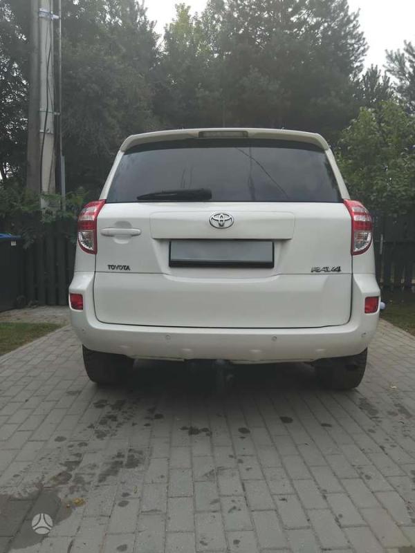 White Toyota RAV4 2010 in Vilnius, with an engine capacity of 2.20 L and mileage of 179 thousand km for 4700 €, photo 3 on AUTOMOTO.COM.LV