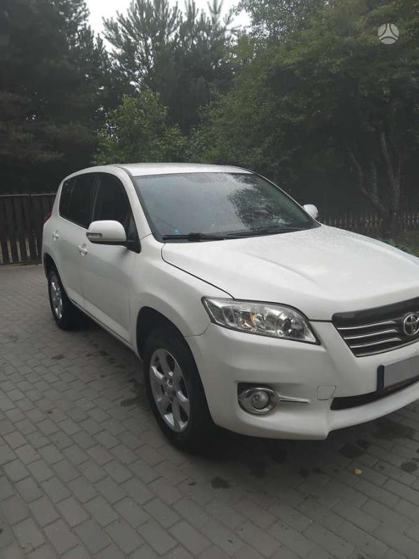 White Toyota RAV4 2010 in Vilnius, with an engine capacity of 2.20 L and mileage of 179 thousand km for 4700 €, photo 4 on AUTOMOTO.COM.LV
