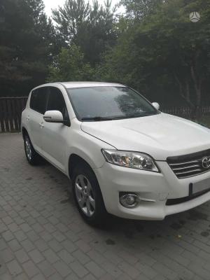 White Toyota RAV4 2010 in Vilnius, with an engine capacity of 2.20 L and mileage of 179 thousand km for 4700 €, photo 4 on AUTOMOTO.COM.LV