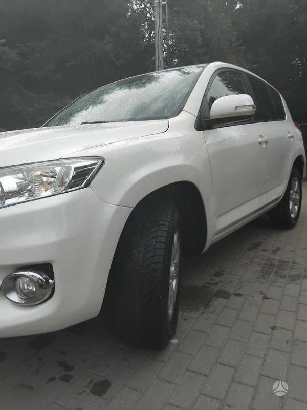 White Toyota RAV4 2010 in Vilnius, with an engine capacity of 2.20 L and mileage of 179 thousand km for 4700 €, photo 5 on AUTOMOTO.COM.LV
