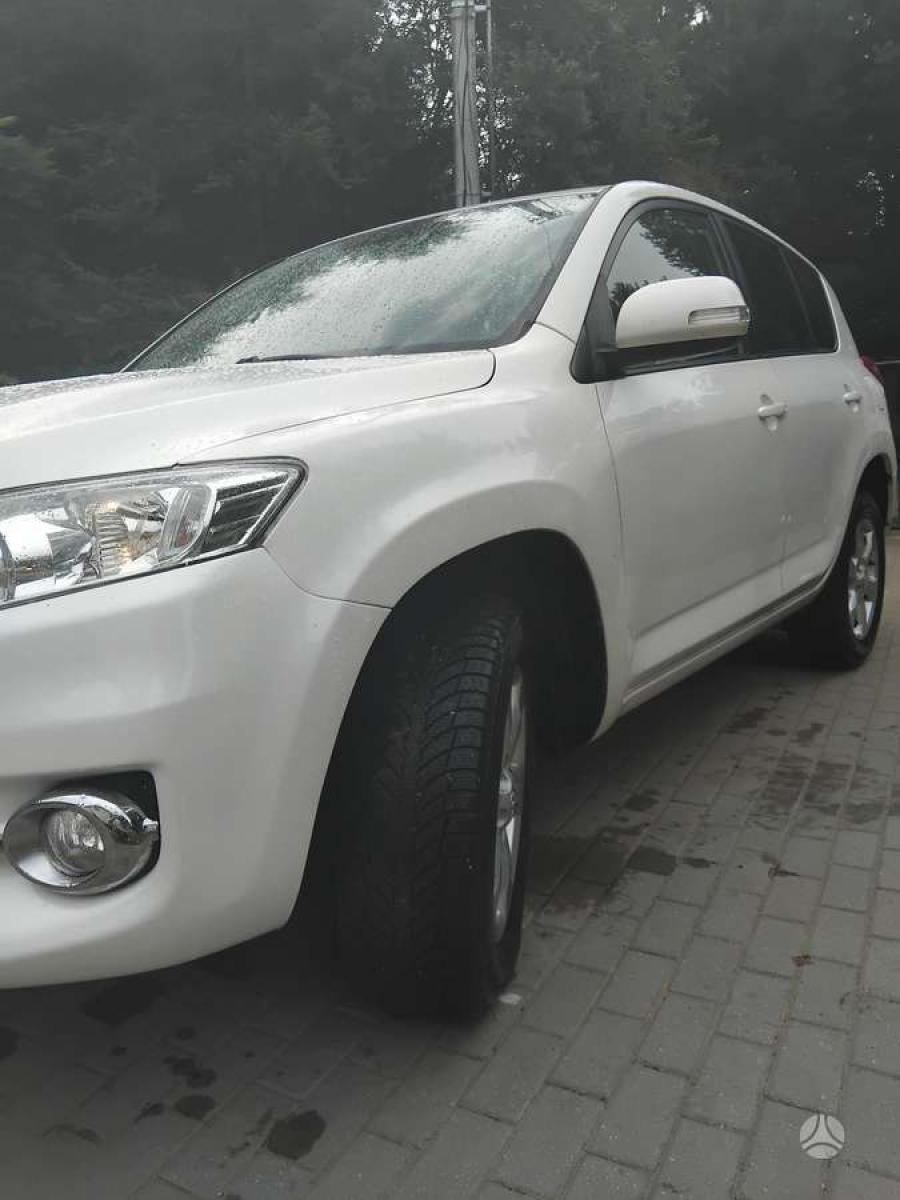 White Toyota RAV4 2010 in Vilnius, with an engine capacity of 2.20 L and mileage of 179 thousand km for 4700 €, photo 5 on AUTOMOTO.COM.LV