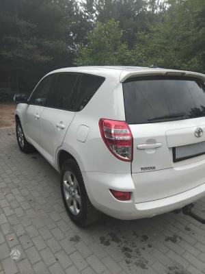 White Toyota RAV4 2010 in Vilnius, with an engine capacity of 2.20 L and mileage of 179 thousand km for 4700 €, photo 6 on AUTOMOTO.COM.LV