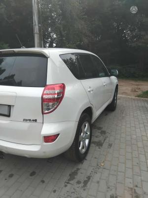 White Toyota RAV4 2010 in Vilnius, with an engine capacity of 2.20 L and mileage of 179 thousand km for 4700 €, photo 7 on AUTOMOTO.COM.LV