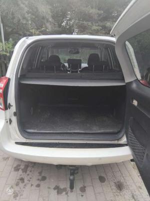 White Toyota RAV4 2010 in Vilnius, with an engine capacity of 2.20 L and mileage of 179 thousand km for 4700 €, photo 8 on AUTOMOTO.COM.LV