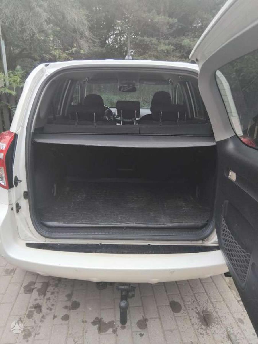 White Toyota RAV4 2010 in Vilnius, with an engine capacity of 2.20 L and mileage of 179 thousand km for 4700 €, photo 8 on AUTOMOTO.COM.LV