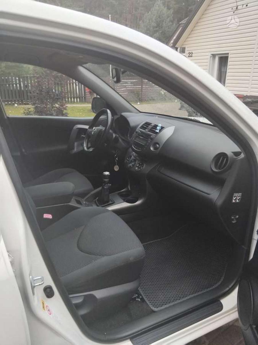 White Toyota RAV4 2010 in Vilnius, with an engine capacity of 2.20 L and mileage of 179 thousand km for 4700 €, photo 9 on AUTOMOTO.COM.LV