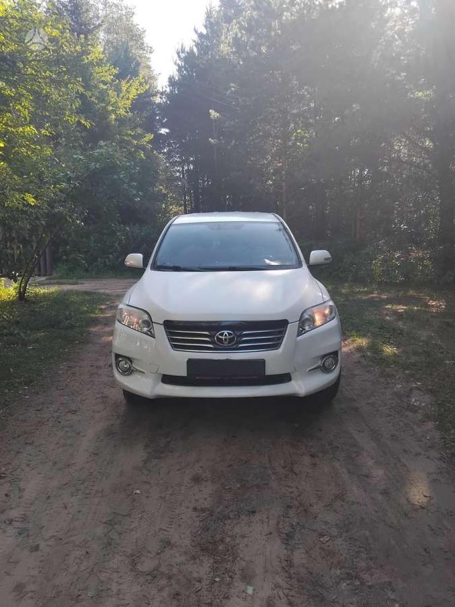 White Toyota RAV4 2010 in Vilnius, with an engine capacity of 2.20 L and mileage of 179 thousand km for 4700 €, photo 10 on AUTOMOTO.COM.LV