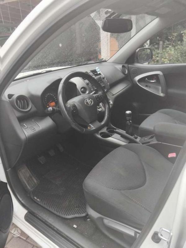 White Toyota RAV4 2010 in Vilnius, with an engine capacity of 2.20 L and mileage of 179 thousand km for 4700 €, photo 11 on AUTOMOTO.COM.LV