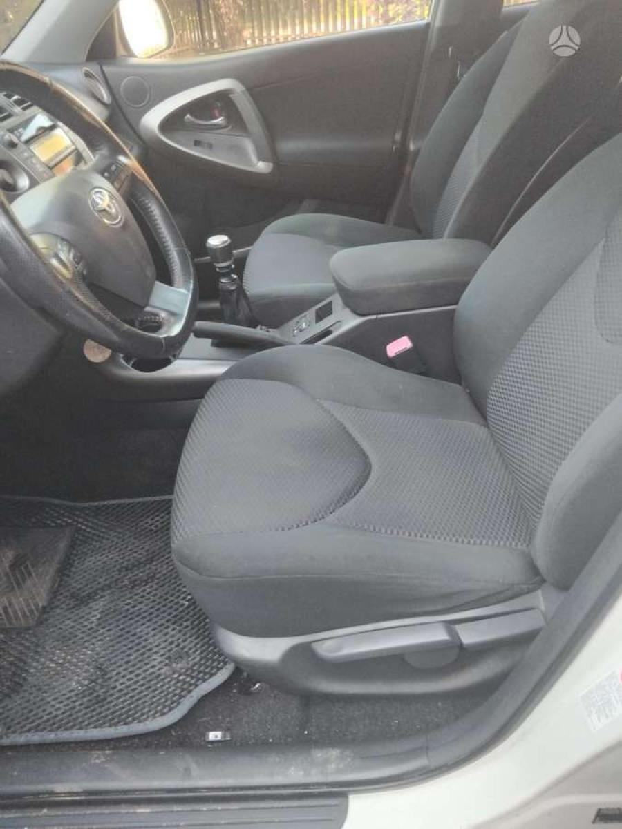 White Toyota RAV4 2010 in Vilnius, with an engine capacity of 2.20 L and mileage of 179 thousand km for 4700 €, photo 14 on AUTOMOTO.COM.LV