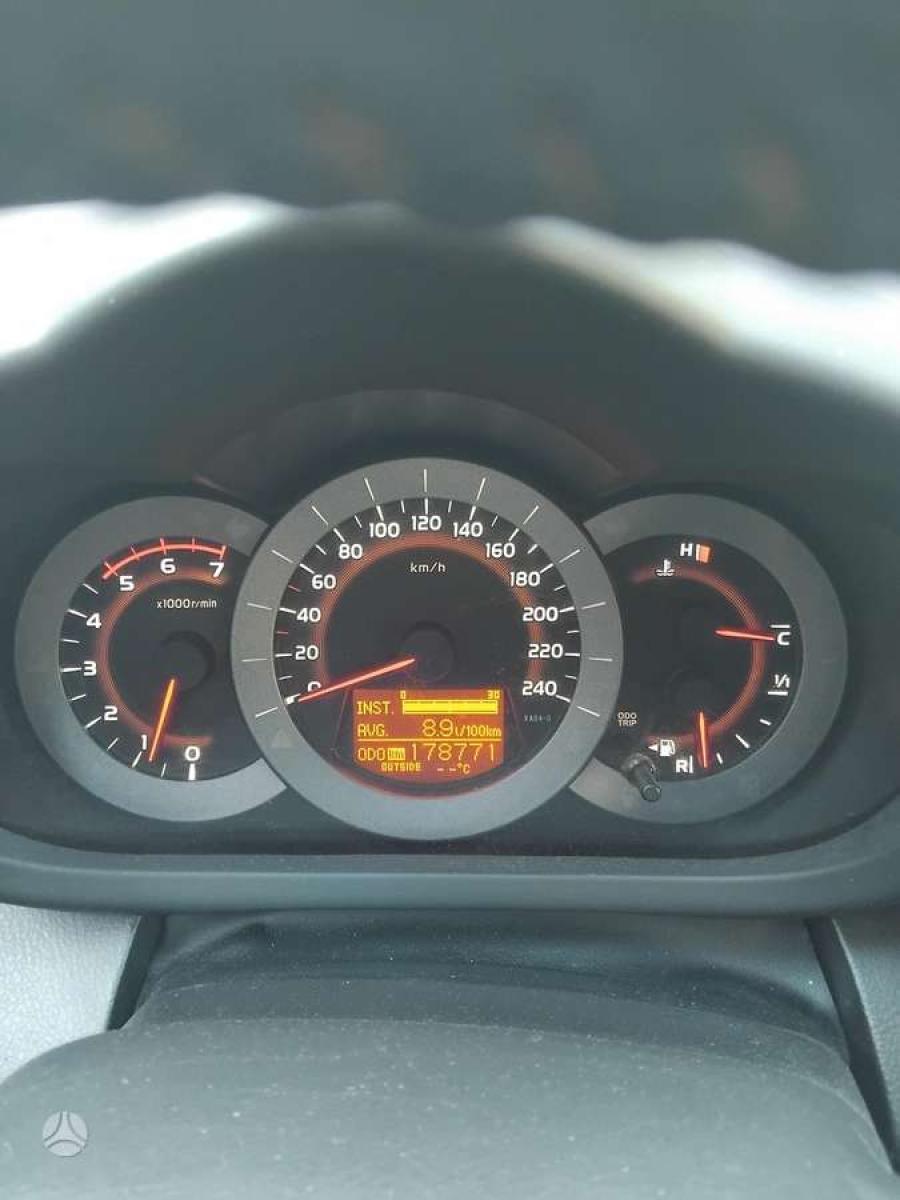 White Toyota RAV4 2010 in Vilnius, with an engine capacity of 2.20 L and mileage of 179 thousand km for 4700 €, photo 15 on AUTOMOTO.COM.LV