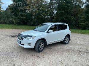 White Toyota RAV4 2010 in Riga, with an engine capacity of 2.00 L and mileage of 169 thousand km for 7500 €, photo 1 on AUTOMOTO.COM.LV
