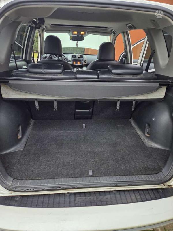 White Toyota RAV4 2011 in Panevezys, with an engine capacity of 2.23 L and mileage of 221 thousand km for 6800 €, photo 11 on AUTOMOTO.COM.LV