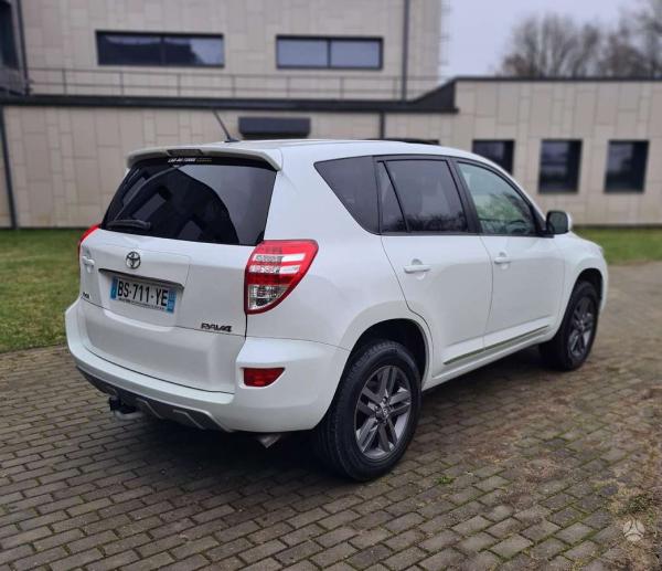 White Toyota RAV4 2011 in Taurage, with an engine capacity of 2.23 L and mileage of 239 thousand km for 6300 €, photo 2 on AUTOMOTO.COM.LV