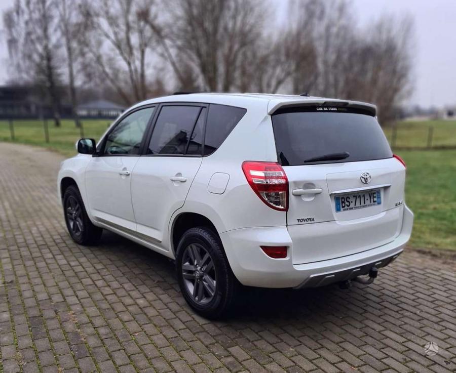 Balts Toyota RAV4 2011 Tauragė, ar dzinēja tilpumu 2.23 L un nobraukumu 239 tūkst. km par 6300 €, foto 4 vietnē AUTOMOTO.COM.LV