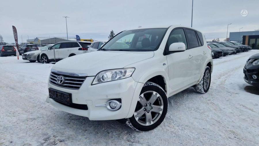White Toyota RAV4 2011 in Marijampole, with an engine capacity of 2.23 L and mileage of 300 thousand km for 8190 €, photo 2 on AUTOMOTO.COM.LV