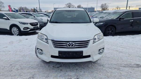 White Toyota RAV4 2011 in Marijampole, with an engine capacity of 2.23 L and mileage of 300 thousand km for 8190 €, photo 3 on AUTOMOTO.COM.LV