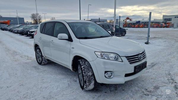 White Toyota RAV4 2011 in Marijampole, with an engine capacity of 2.23 L and mileage of 300 thousand km for 8190 €, photo 4 on AUTOMOTO.COM.LV