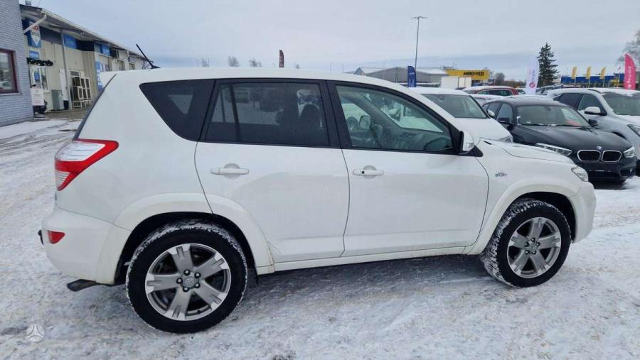 White Toyota RAV4 2011 in Marijampole, with an engine capacity of 2.23 L and mileage of 300 thousand km for 8190 €, photo 5 on AUTOMOTO.COM.LV