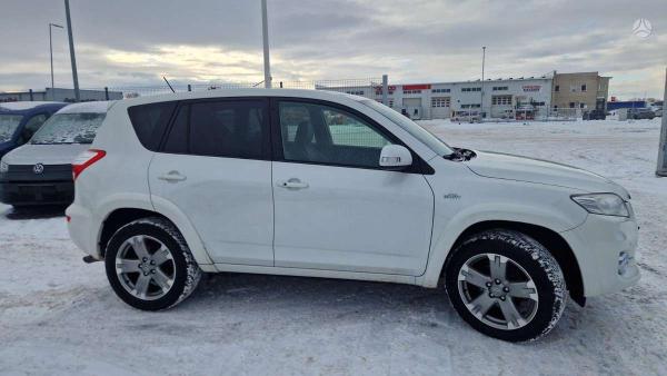 White Toyota RAV4 2011 in Marijampole, with an engine capacity of 2.23 L and mileage of 300 thousand km for 8190 €, photo 6 on AUTOMOTO.COM.LV
