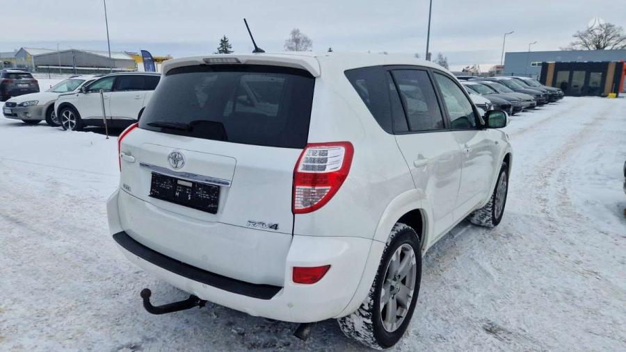 White Toyota RAV4 2011 in Marijampole, with an engine capacity of 2.23 L and mileage of 300 thousand km for 8190 €, photo 7 on AUTOMOTO.COM.LV
