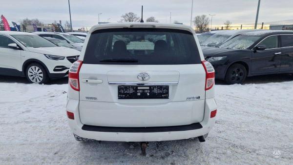 White Toyota RAV4 2011 in Marijampole, with an engine capacity of 2.23 L and mileage of 300 thousand km for 8190 €, photo 8 on AUTOMOTO.COM.LV