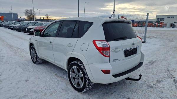 White Toyota RAV4 2011 in Marijampole, with an engine capacity of 2.23 L and mileage of 300 thousand km for 8190 €, photo 9 on AUTOMOTO.COM.LV