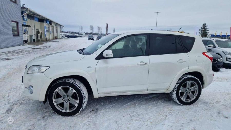 White Toyota RAV4 2011 in Marijampole, with an engine capacity of 2.23 L and mileage of 300 thousand km for 8190 €, photo 10 on AUTOMOTO.COM.LV