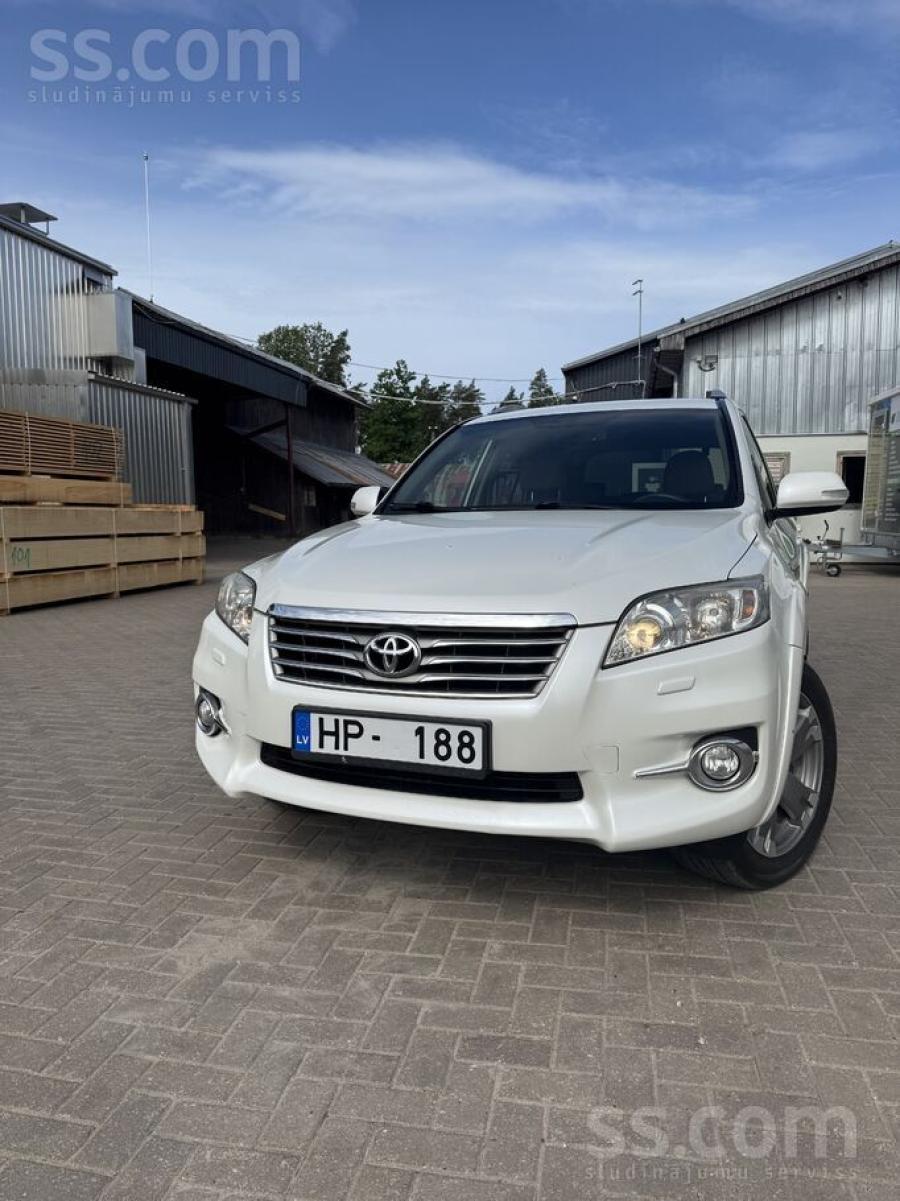 White Toyota RAV4 2011 in Riga, with an engine capacity of 2.20 L and mileage of 325 thousand km for 4500 €, photo 3 on AUTOMOTO.COM.LV