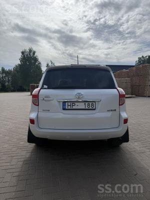 White Toyota RAV4 2011 in Riga, with an engine capacity of 2.20 L and mileage of 325 thousand km for 4500 €, photo 4 on AUTOMOTO.COM.LV