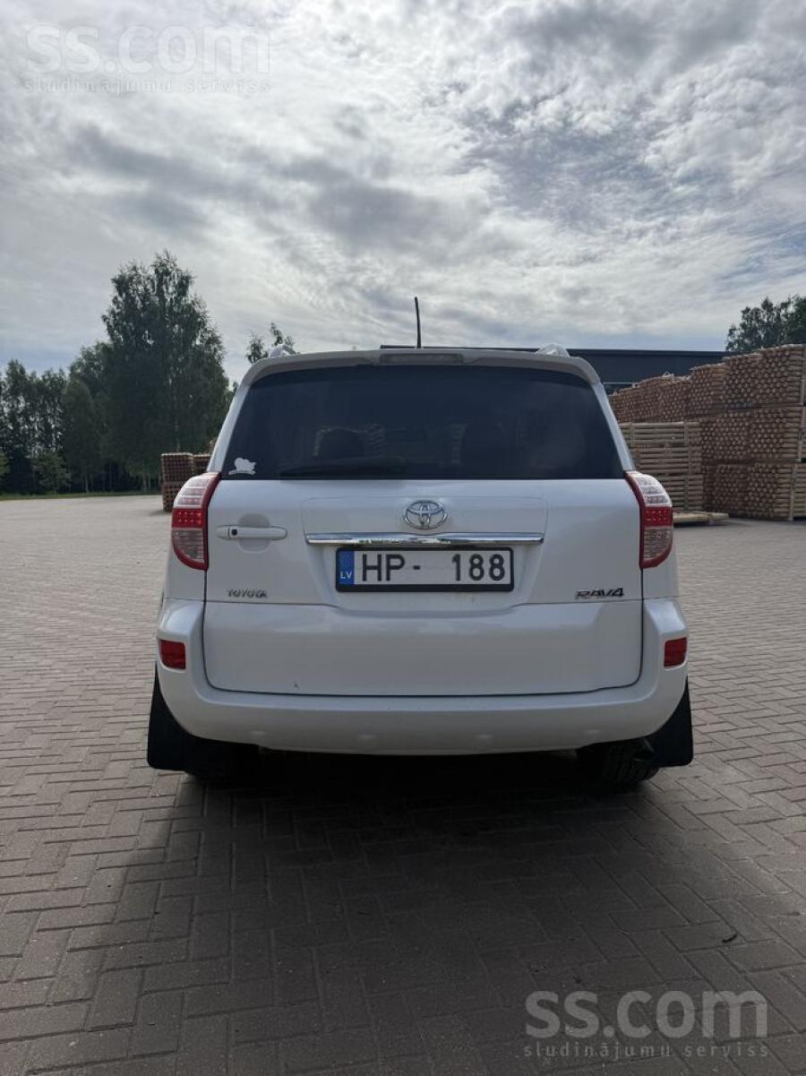 White Toyota RAV4 2011 in Riga, with an engine capacity of 2.20 L and mileage of 325 thousand km for 4500 €, photo 4 on AUTOMOTO.COM.LV