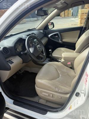 White Toyota RAV4 2011 in Riga, with an engine capacity of 2.20 L and mileage of 325 thousand km for 4500 €, photo 5 on AUTOMOTO.COM.LV
