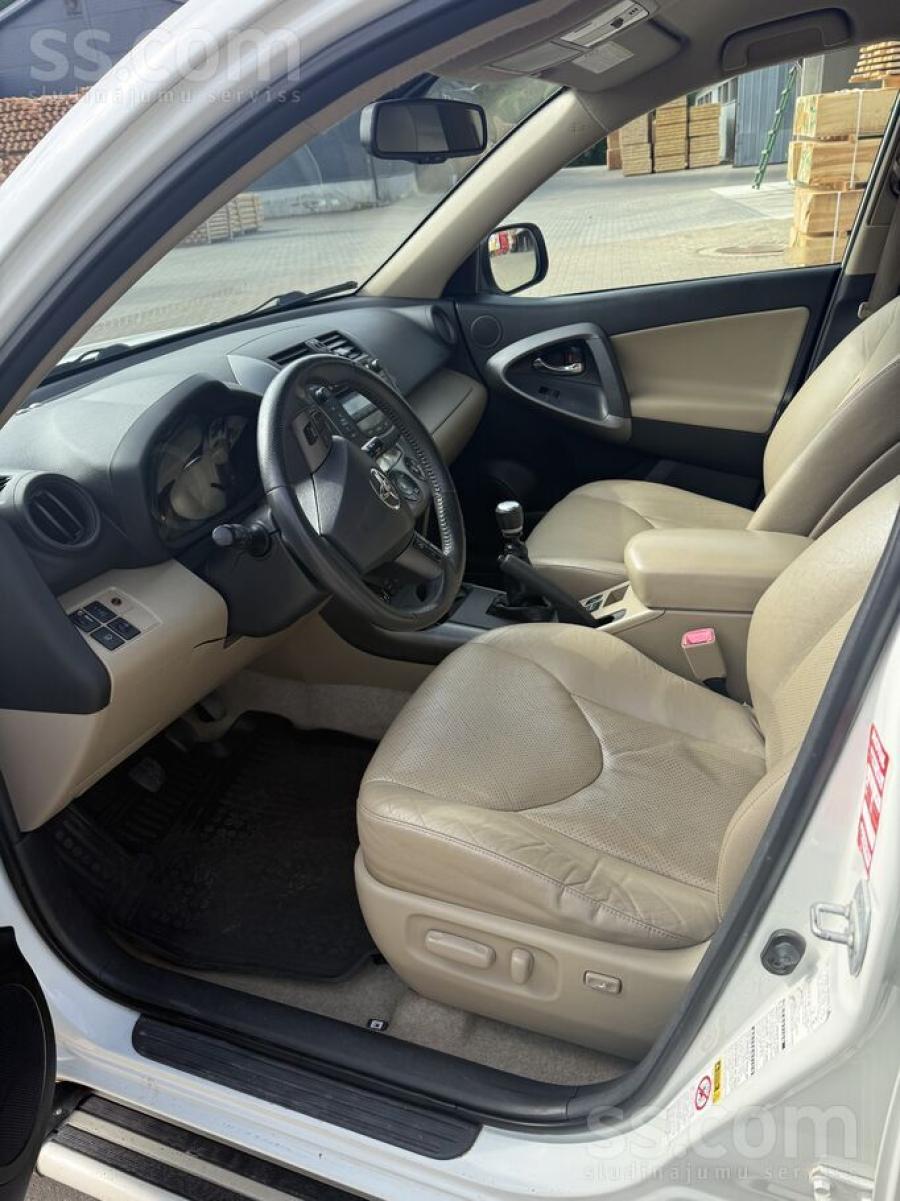 White Toyota RAV4 2011 in Riga, with an engine capacity of 2.20 L and mileage of 325 thousand km for 4500 €, photo 5 on AUTOMOTO.COM.LV
