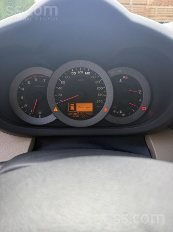 Balts Toyota RAV4 2011 Rīga, ar dzinēja tilpumu 2.20 L un nobraukumu 325 tūkst. km par 4500 €, foto 5 vietnē AUTOMOTO.COM.LV