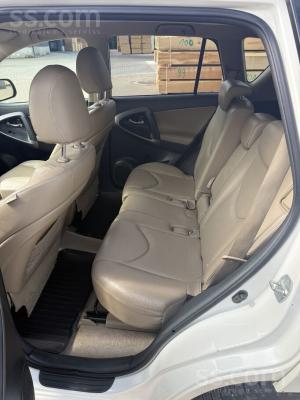 White Toyota RAV4 2011 in Riga, with an engine capacity of 2.20 L and mileage of 325 thousand km for 4500 €, photo 7 on AUTOMOTO.COM.LV