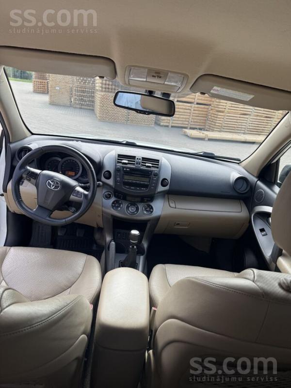 Balts Toyota RAV4 2011 Rīga, ar dzinēja tilpumu 2.20 L un nobraukumu 325 tūkst. km par 4500 €, foto 7 vietnē AUTOMOTO.COM.LV