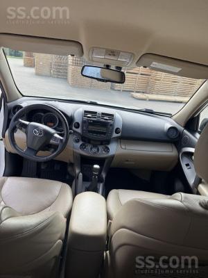 White Toyota RAV4 2011 in Riga, with an engine capacity of 2.20 L and mileage of 325 thousand km for 4500 €, photo 8 on AUTOMOTO.COM.LV