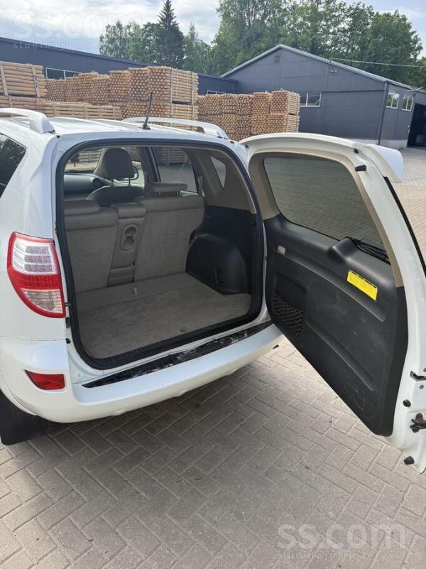 Balts Toyota RAV4 2011 Rīga, ar dzinēja tilpumu 2.20 L un nobraukumu 325 tūkst. km par 4500 €, foto 8 vietnē AUTOMOTO.COM.LV
