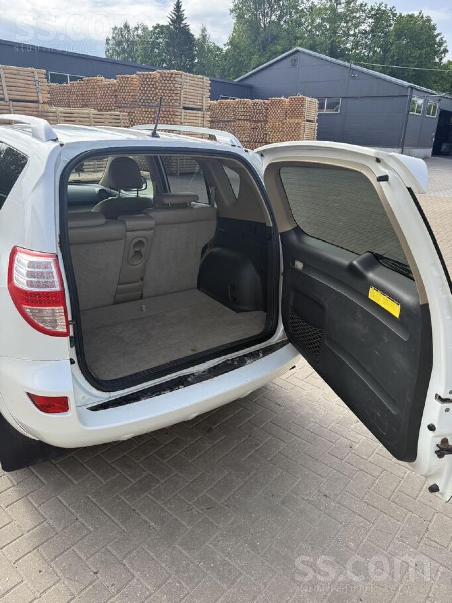 White Toyota RAV4 2011 in Riga, with an engine capacity of 2.20 L and mileage of 325 thousand km for 4500 €, photo 9 on AUTOMOTO.COM.LV