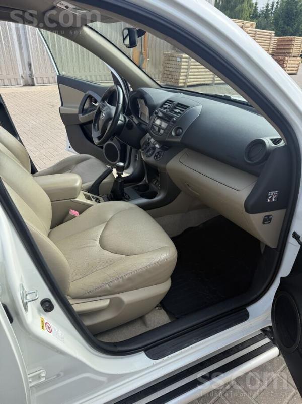 Balts Toyota RAV4 2011 Rīga, ar dzinēja tilpumu 2.20 L un nobraukumu 325 tūkst. km par 4500 €, foto 9 vietnē AUTOMOTO.COM.LV