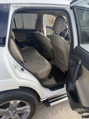 White Toyota RAV4 2011 in Riga, with an engine capacity of 2.20 L and mileage of 325 thousand km for 4500 €, photo 11 on AUTOMOTO.COM.LV