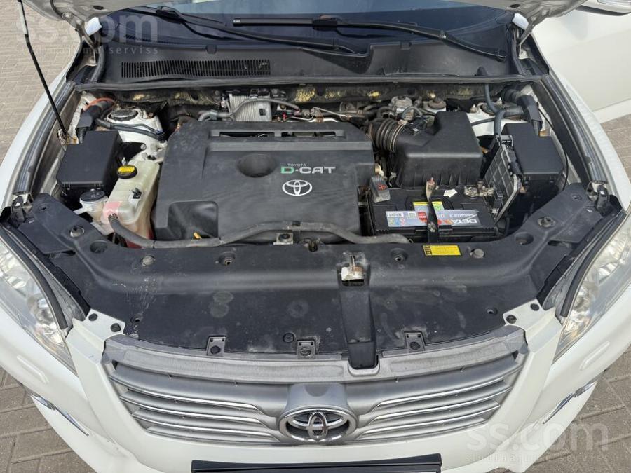 White Toyota RAV4 2011 in Riga, with an engine capacity of 2.20 L and mileage of 325 thousand km for 4500 €, photo 13 on AUTOMOTO.COM.LV