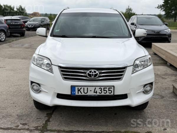 White Toyota RAV4 2011 in Riga, with an engine capacity of 2.20 L and mileage of 236 thousand km for 6990 €, photo 2 on AUTOMOTO.COM.LV