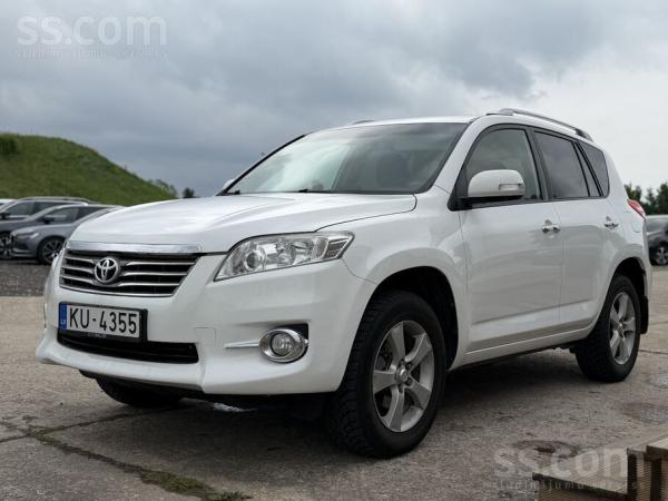 White Toyota RAV4 2011 in Riga, with an engine capacity of 2.20 L and mileage of 236 thousand km for 6990 €, photo 3 on AUTOMOTO.COM.LV