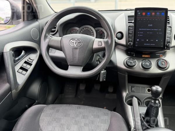 White Toyota RAV4 2011 in Riga, with an engine capacity of 2.20 L and mileage of 236 thousand km for 6990 €, photo 4 on AUTOMOTO.COM.LV