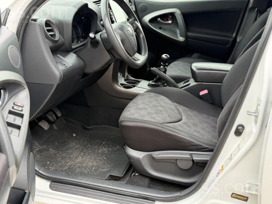 Balts Toyota RAV4 2011 Rīga, ar dzinēja tilpumu 2.20 L un nobraukumu 236 tūkst. km par 6990 €, foto 7 vietnē AUTOMOTO.COM.LV