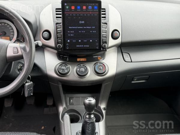 White Toyota RAV4 2011 in Riga, with an engine capacity of 2.20 L and mileage of 236 thousand km for 6990 €, photo 7 on AUTOMOTO.COM.LV